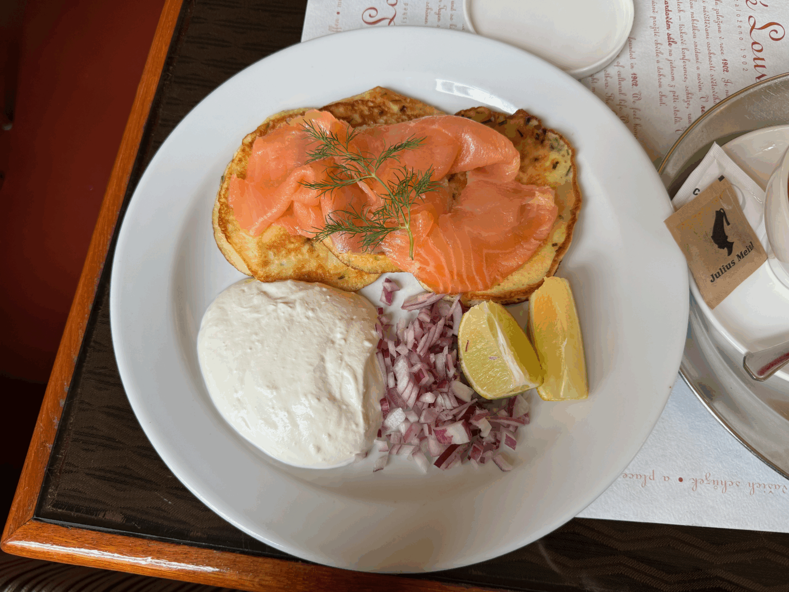 プラハの老舗カフェ「Café Louvre」で歴史と味を堪能する